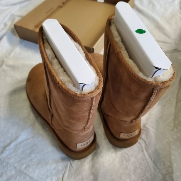 UGG Classic Short II Boot - Treadlite Sole & Sheepskin Lining - Size 10